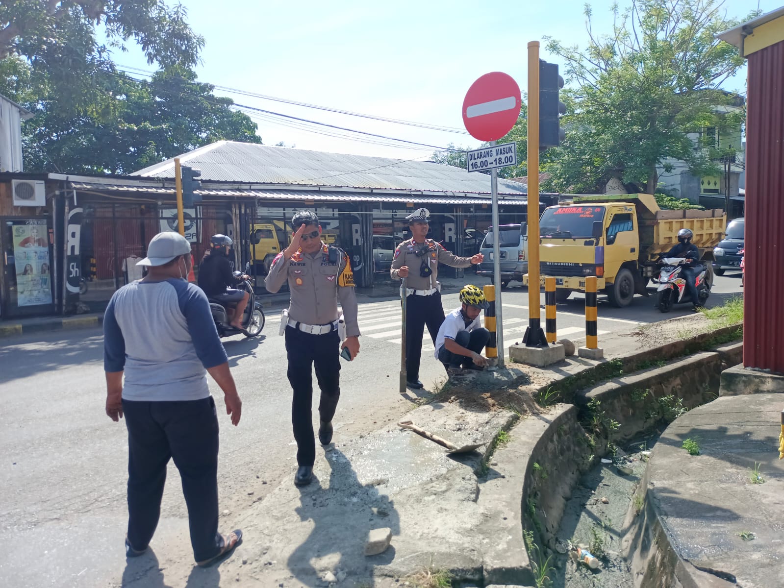 Kasat Lantas Bersama Pihak DLLAJ Kabupaten Pinrang Pasang Rambu ...